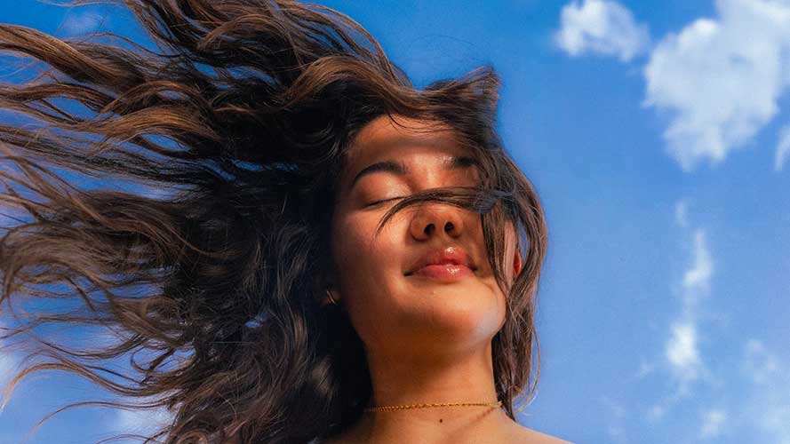 L'actrice et mannequin Julie Kim dévoile son extrait « Something About ...